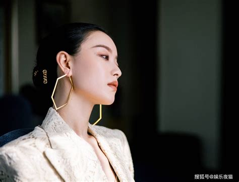 倪妮一袭白色蕾丝西装活动写真身材超好眼神撩人 搜狐大视野 搜狐新闻