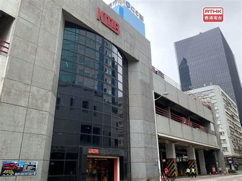 九巴九龍灣車廠天台停車場有人被車撞到昏迷送院 RTHK