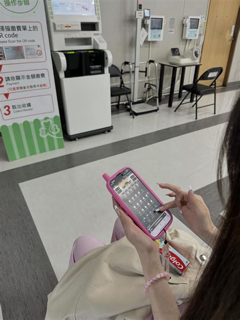 這個女人太狠了。連燒到40度還在選桌 真的很後悔幫她儲值 🤬 除了吃飯睡覺工作以外 就是一直轉 現在贏到給我在挑包包？？