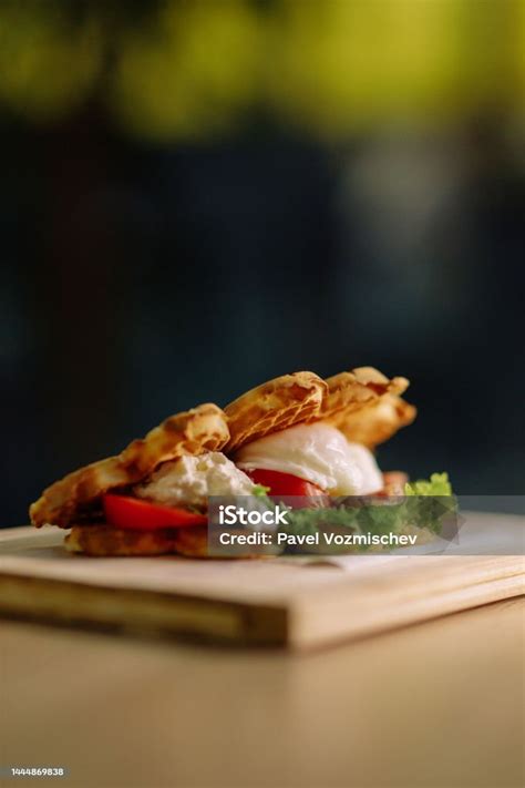 데친 계란과 소금에 절인 연어를 곁들인 벨기에 와플 레스토랑 요리 웨이터가 손에 쥐고 있습니다 와플에 대한 스톡 사진 및 기타 이미지 Istock