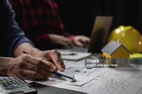 다양한 전문가 팀이 토목 엔지니어 건축가 비즈니스 투자자 및 일반 근로자와 함께 부동산 건설 프로젝트를 진행하며 세부 계획을 논의합니다 집 짓기 Civil War에 대한