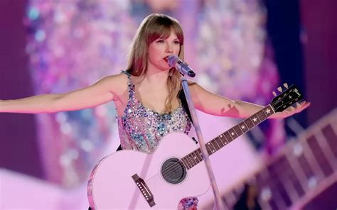 【娱乐快讯】泰勒 斯威夫特在 时代 巡回演唱会的舞台上大放异彩！ 影音视频 小不点搜索