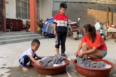 农村媳妇洗衣服，顺便也把沙发拆了洗洗，这沙发拆着可真费劲啊凤凰网视频凤凰网