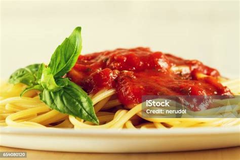 맛 있는 다채로운 맛 있어 삶은 스파게티와 신선한 바질과 토마토 소스 볼로냐 이탈리아 파스타 근접 촬영입니다 0명에 대한 스톡 사진 및 기타 이미지 Istock