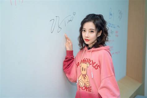 冯提莫出镜穿睡衣，背心和短裤还能这么美9月份新歌发不停 360娱乐，你开心就好