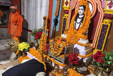 गोरखनाथ मंदिर के प्रसाद की रोचक है कहानी यहां सालों से जल रही है एक