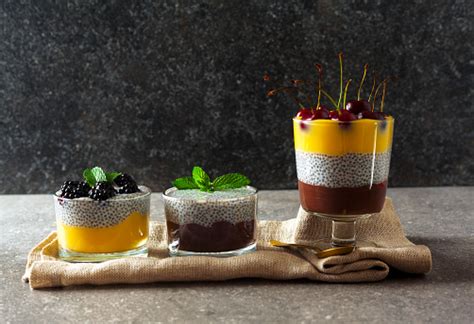 계층화 된 디저트 초콜릿과 바닐라 푸딩에서 그리고 또한 위쪽 및 박하 잎에 익은 신선한 체리와 Chia 씨앗에서 건강 한 식 생활의 개념입니다 0명에 대한 스톡 사진 및