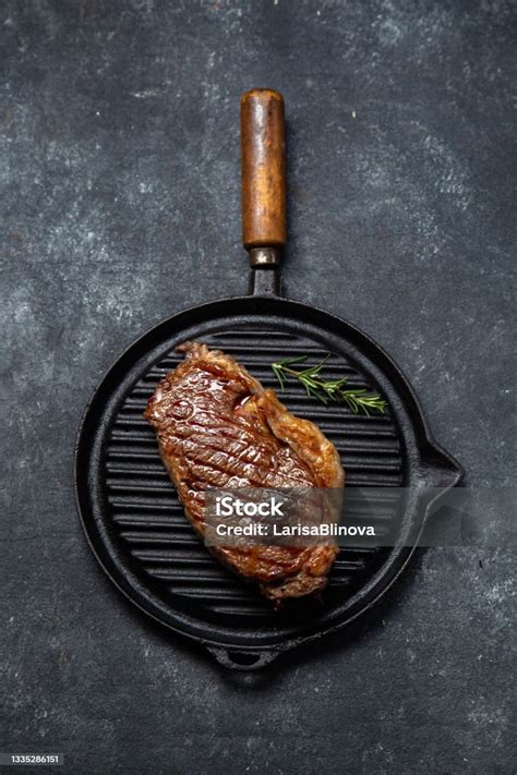 빈티지 주철 그릴 팬과 칼 세트 검은 배경에 튀긴 스트립 허리 스테이크 위쪽 보기 경관에 대한 스톡 사진 및 기타 이미지 경관 굽기 목재 재료 Istock