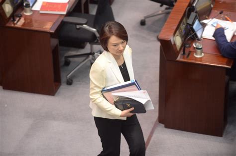 【逃犯條例】民主派離座抗議內會三度暫停 李慧琼轉場復會 星島日報