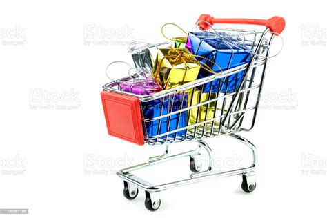 고립 된 흰색 배경에 선물 상자의 다양한 색상으로 가득 4 바퀴 트롤리 쇼핑 카트 4에 대한 스톡 사진 및 기타 이미지 4 고객 금속 Istock
