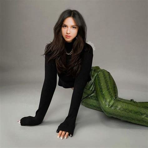 Olivia Rodrigo Model Poses Photography Poses Women Long Hair Styles