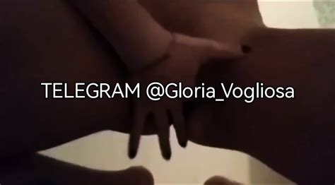 Si Masturba In Bagno Da Puttana