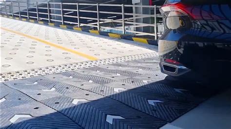 주차장진입로 오목진곳 차량하부긁힘 범퍼긁힘 문제된곳 압착고무보강판 으로 완화작업 시공문의 코스만경사로 전문시공 상담문의 010 5664 3640 Youtube