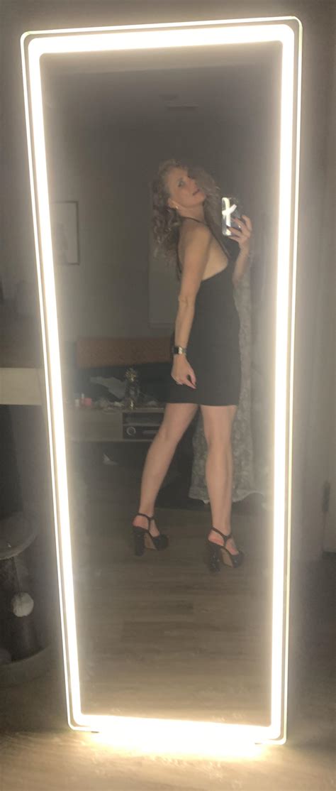 Took Some Sexy Mirror Pics At My Gfs House Rsexygirlstennessee