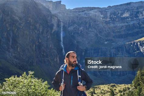 아기 캐리어 배낭산에서 하이킹을 하는 어린 딸과 함께 아버지 가족 모험 야외 휴가 2 3 살에 대한 스톡 사진 및 기타 이미지 2 3 살 2명 30 34세 Istock