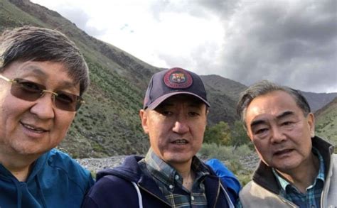 Увсынхан Хятадын Гадаад хэргийн сайдад юуны учир хөл алдан гүйв