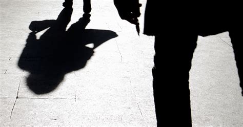 Bărbat arestat preventiv pentru că a amenințat cu cuțitul o tânără ca să facă sex cu el