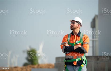 풍력 에너지를 전기 에너지로 변환하는 대형 풍력 터빈의 작동을 검사하기 위해 풍력 터빈 블레이드까지 올라가는 임무를 가진 자연 에너지 풍력 터빈 현장의 엔지니어 개발에 대한