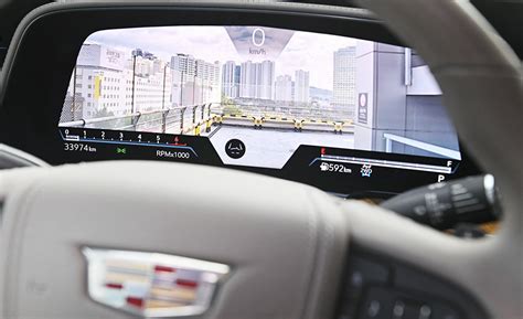 [시승기] 육중한 스케일 그리고 독보적인 매력의 주행 경험 캐딜락 에스컬레이드 서울경제