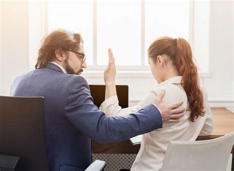 Сексуальные домогательства на работе, похотливый босс трогает молодую ...
