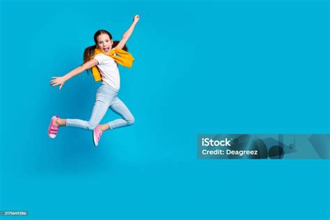 귀여운 매력적인 작은 아가씨 옷 묶인 스웨터 점프 높은 Hurring 빈 공간 고립 된 블루 컬러 배경의 사진 점프에 대한 스톡 사진 및 기타 이미지 Istock