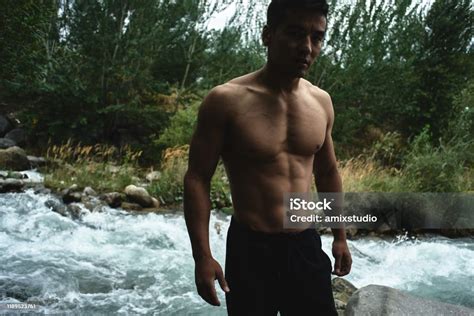 카자흐어 근육 운동 선수 남자 훈련과 자연에서 강에 의해 운동 아시아 잘 생긴 하지 극단적인 피트 니스 운동 야외 강에 대한 스톡 사진 및 기타 이미지 Istock