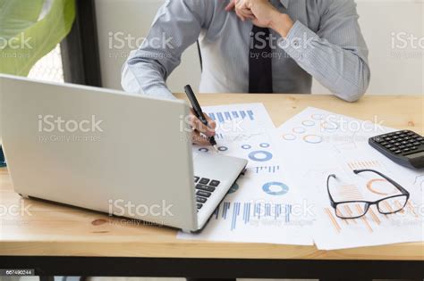 현대 노트북 컴퓨터와 계산기로 차트와 그래프를 분석하는 사업가 경영자에 대한 스톡 사진 및 기타 이미지 경영자 경제 계산기 Istock