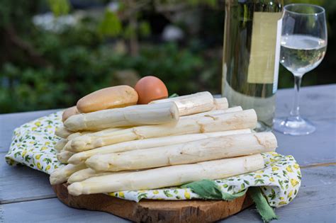 봄 음식감자와 달걀과 신선한 흰 큰 아스파라거스 준비가 외부 테이블에 요리와 정원 보기 0명에 대한 스톡 사진 및 기타 이미지 0명 계절 날것 Istock