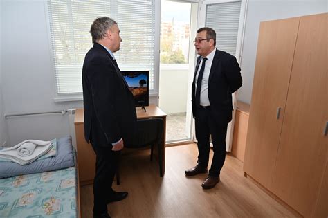 УНСС Министърът на образованието посети УНСС и откри реновирания