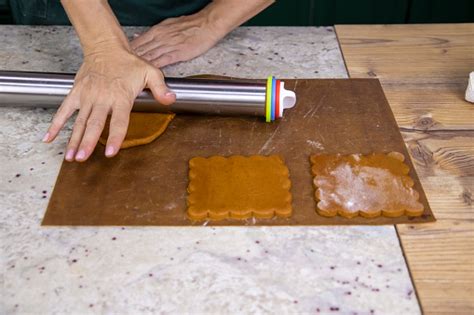 생강 쿠키를 만들기 위해 현대적인 금속 롤링핀으로 반죽을 굴리는 페이스트리 셰프의 여성 손의 모습 향기로운 디저트를 요리하고 굽는 개념 강철에 대한 스톡 사진 및 기타