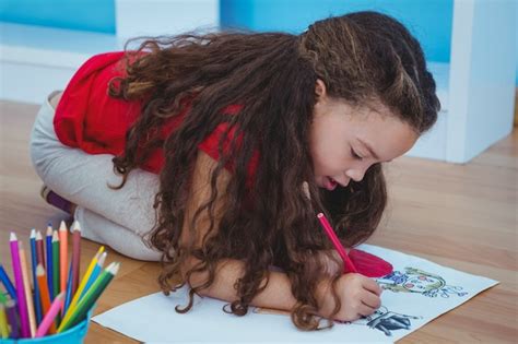 Linda Chica Dibujando Foto Premium