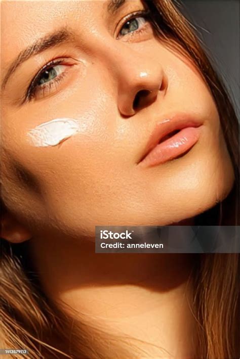 뷰티 선탠 Spf 및 스킨케어 화장품 모델 얼굴 초상화 보습 크림 자외선 차단제 제품 또는 뺨에 선탠 로션을 바르는 여성 럭셔리 페이셜 및 스킨케어 여자에 대한 스톡 사진