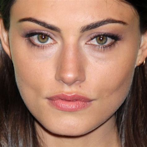 Phoebe Tonkins Makeup Photos And Products Steal Her Style