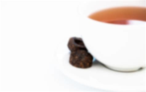 오래된 향기로운 차와 차 한 잔의 공 모양의 중국 Puerh 차의 흐릿한 이미지 건강한 음료 0명에 대한 스톡 사진 및 기타 이미지 Istock