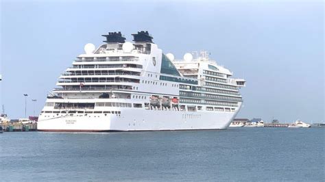 一艘国际游轮停靠西港，载有800多名外国人 柬埔寨头条