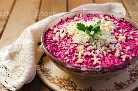 파 슬 리와 흰 접시에 모피 코트에서 전통적인 러시아 청 어 0명에 대한 스톡 사진 및 기타 이미지 0명 건강한 식생활