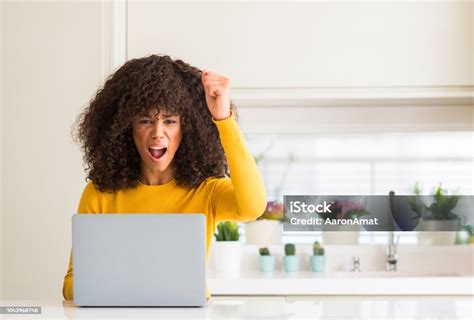 아프리카계 미국인 여자 미친과 손으로 올린 분노 개념 소리 분노와 짜증이 부엌에서 컴퓨터 노트북 및 좌절된 소리를 사용 하 여