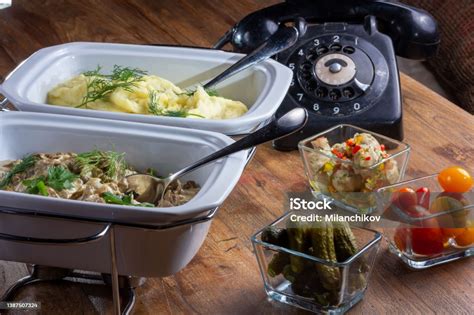 스트로가노프 쇠고기는 러시아와 소련 요리의 전통 요리와 으깬 감자로 오래된 전화기와 함께 테이블에 있습니다 갈색에 대한 스톡 사진 및 기타 이미지 Istock