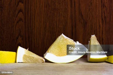 나무와 돌로 된 배경에 고립 된 슬라이스 포멜로 과일을 반으로 자르는 신선한 전체 세트 건강한 라이프 스타일을위한 여름 과일 유기농 과일 음식 0명에 대한 스톡 사진 및