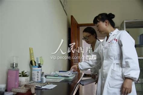 最美乡村女医生—钟晶 人民图片网