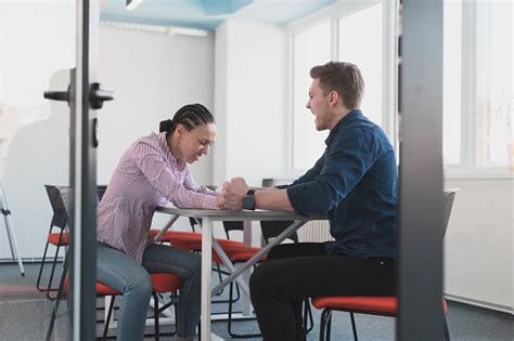 사업가 경쟁 및 사람들의 개념 현대적인 밝은 열린 공간 코워킹 스타트업 비즈니스 사무실에서 기업 회의에서 사업가와 사업가 팔씨름 25 29세에 대한 스톡 사진 및 기타