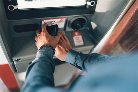 Atm에서 핀 코드를 입력하는 남자 현금 자동 입출금기에 대한 스톡 사진 및 기타 이미지 현금 자동 입출금기 가리기 교환 Istock