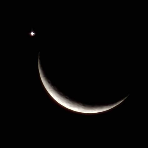 In Pictures Venus At The Tip Of A Glowing Crescent Moon Over Singapore Cna