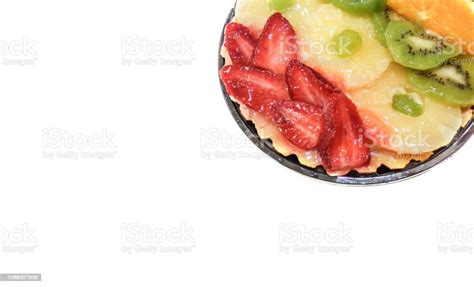 과일은 오렌지 키 위 포도 파인애플 및 딸기 근접 촬영 장소 텍스트와 흰색 배경에 고립 된 파이 케이크 위에서 볼 수 있습니다