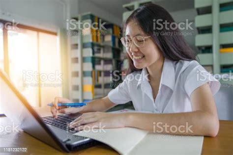 아시아 대학 학생 소녀 독서 책과 노트북 및 스마트 휴대 전화와 함께 작업을 수행 하는 그녀의 숙제에서 공공 도서관에서 교실에 대한 스톡 사진 및 기타 이미지 Istock