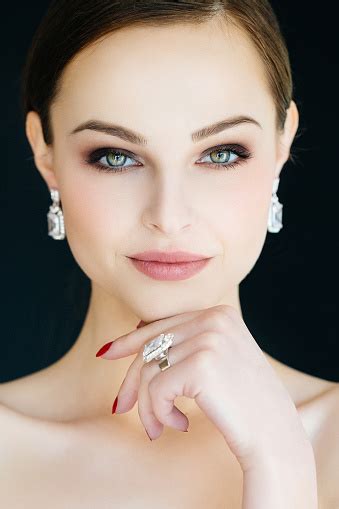ジュエリーにいる美しい女性 宝石 ダイヤモンドのストックフォトや画像を多数ご用意 宝石 ダイヤモンド 宝飾品 美しい女性 Istock