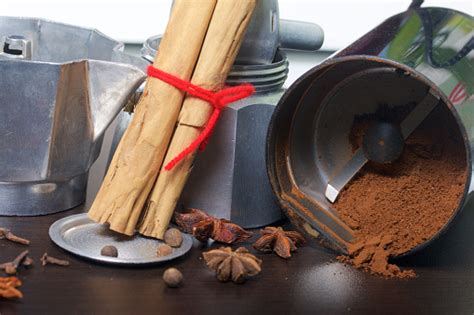 분해 된 형태로 온수 커피 기계는 테이블에는 그것은 보이는 지상 커피 커피 분쇄기와 향신료는 아니 스 카네이션 계 피와 향기로운 페 퍼 간헐천에 대한 스톡 사진 및 기타