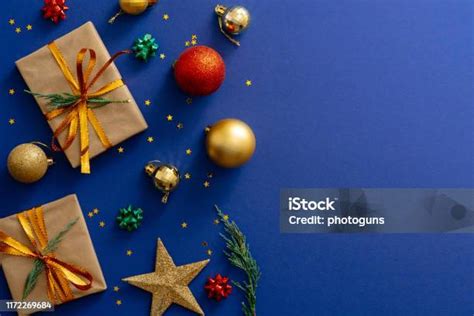 크리스마스 휴일 구성 크리스마스 장식 선물 복사 공간 어두운 파란색 배경에 Baubles 배너 모형 엽서 플랫 레이 상단보기 오버 헤드 겨울 휴가 Xmas 개념입니다 0명에