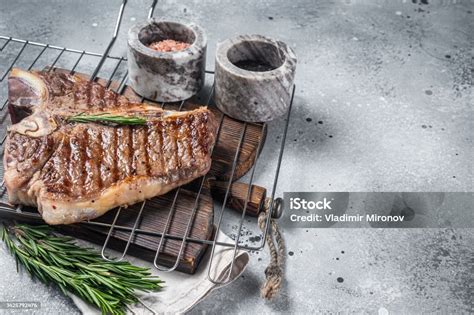 그릴에 구운 T뼈 포터하우스 쇠고기 고기 스테이크와 향신료를 곁들인 그릴 회색 배경 맨 위 보기입니다 복사 공간 Entrecôte에 대한 스톡 사진 및 기타 이미지 Istock
