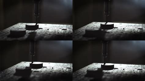 高精度cnc加工中心，cnc车床加工，操作员在工业中加工汽车样品零件 视频素材下载 编号 9792660 光厂 Vj师网